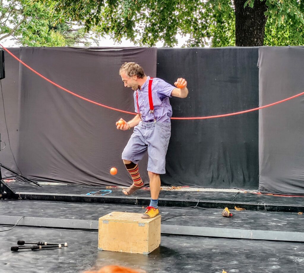 Tra le scatole: un bravo Clown che si finge giocoliere – Circus News